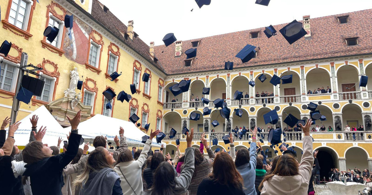 Il lancio del tocco per 282 laureati nel palazzo vescovile di ...